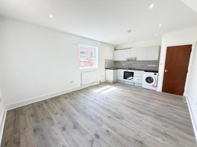 West Hendon Broadway, London NW9 3 bed flat to rent £2,350 pcm £542 pw
