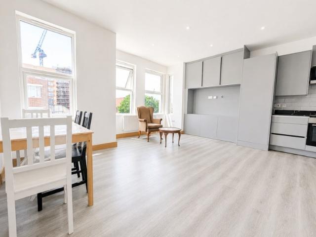 West Hendon Modern 2 Bed – Students Welcome