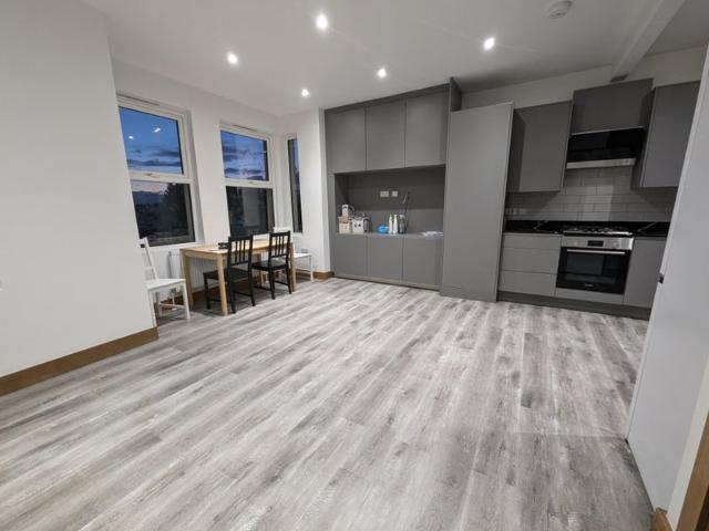 West Hendon Modern 2 Bed – Students Welcome