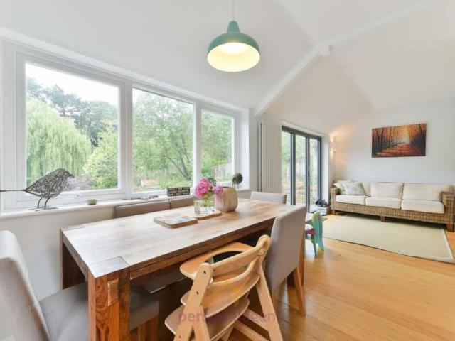 West Hill Avenue, Epsom