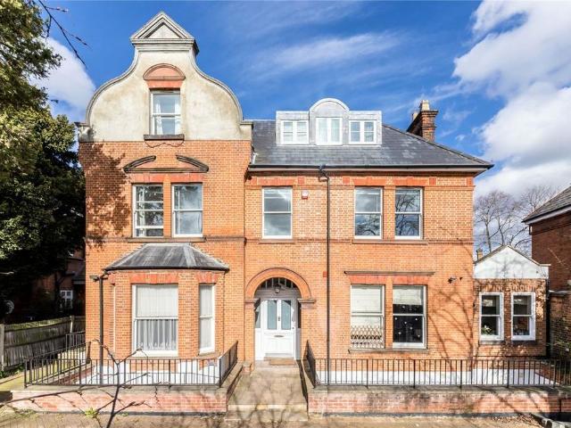 West Hill, London SW15 2 bed flat to rent £2,750 pcm £635 pw