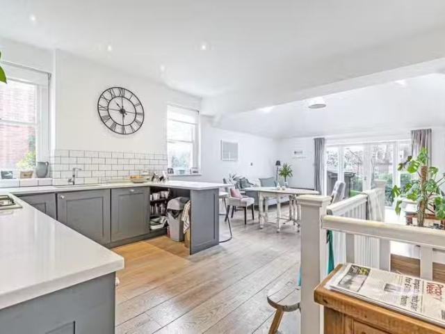 West Hill, Putney 3 bed flat for sale £675,000