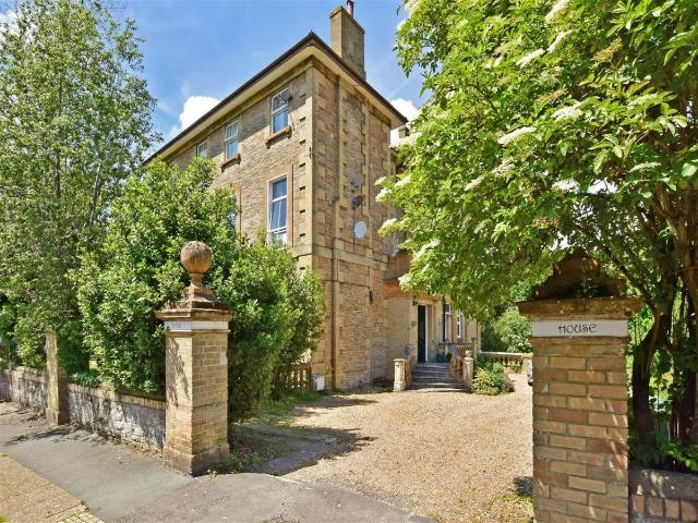 West Hill Road, Ryde PO33, 2 bed flat to rent, £800 pcm | PrimeLocation