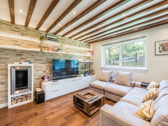 West Hill Road, Southfields, SW18 3 bed maisonette to rent £3,000 pcm £692 pw