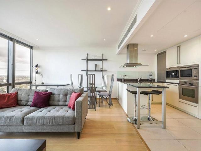 West India Quay, 26 Hertsmere Road. 1 bed flat to rent £2,650 pcm £612 pw