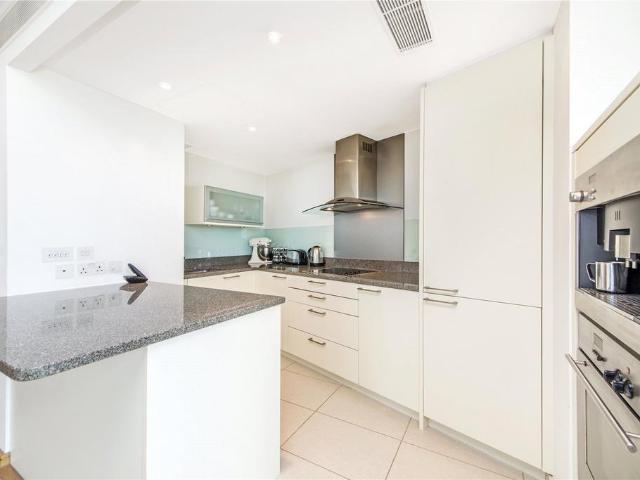 West India Quay, 26 Hertsmere Road. 2 bed flat to rent £3,850 pcm £888 pw