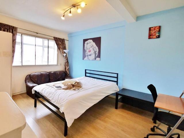 West Kensington Court, Edith Villas. 3 bed flat to rent £3,560 pcm £822 pw