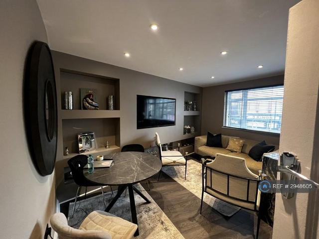 West Kensington Court, London, W14 2 bed flat to rent £1,650 pcm £381 pw