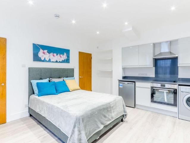 West Kensington, London, W14 Studio to rent £1,700 pcm £392 pw