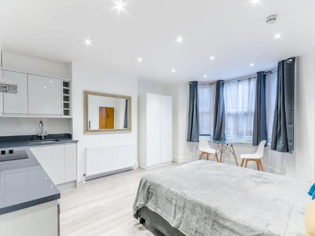 West Kensington, London, W14 Studio to rent £1,700 pcm £392 pw