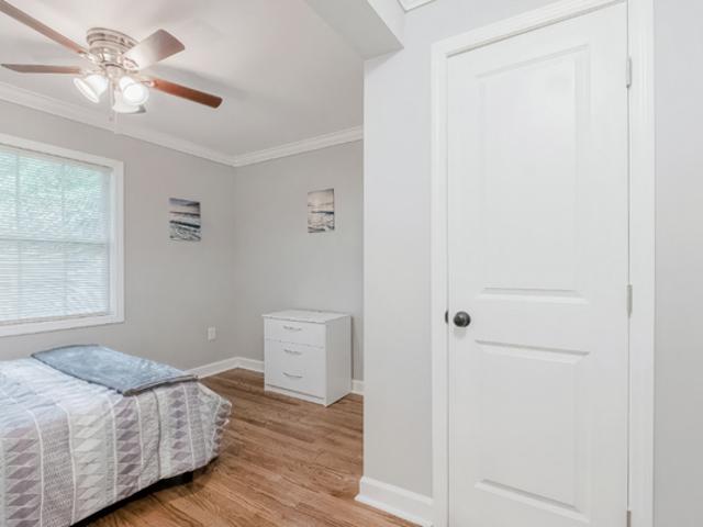 West Lake Home, a 7 minute walk to bus 58 and 858