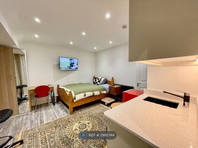 West, London UB6, Room to rent, £1,200 pcm | PrimeLocation