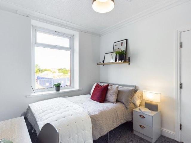 West Parade 6 bed house share to rent £2,568 pcm £593 pw