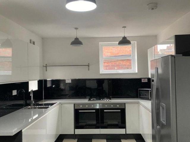West Parade 6 bed house share to rent £2,856 pcm £659 pw