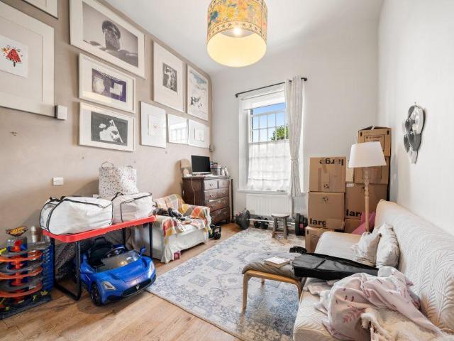 West Park Road, London UB2 2 bed flat to rent £1,650 pcm £381 pw