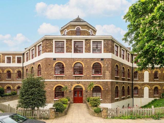 West Park Road, Southall UB2 3 bed flat to rent £2,500 pcm £577 pw