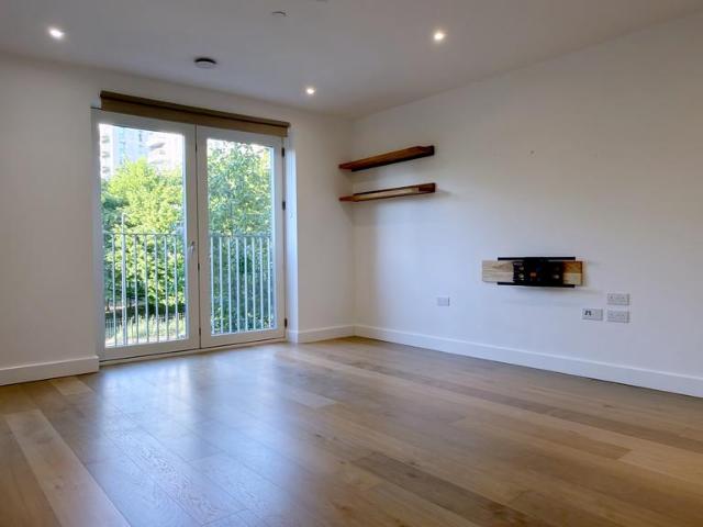 West Parkside, London SE10 3 bed duplex to rent £2,950 pcm £681 pw