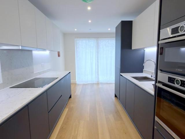 West Parkside, London SE10 3 bed duplex to rent £2,950 pcm £681 pw