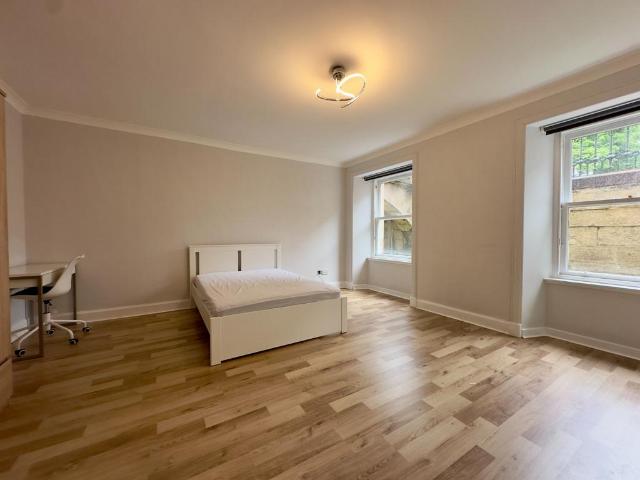 West Princes Street, Woodlands. 3 bed flat to rent £1,700 pcm £392 pw