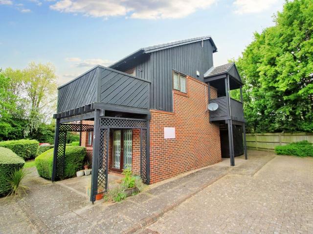 West Quay Drive, Hayes UB4, 2 bed flat to rent, £1,650 pcm | PrimeLocation