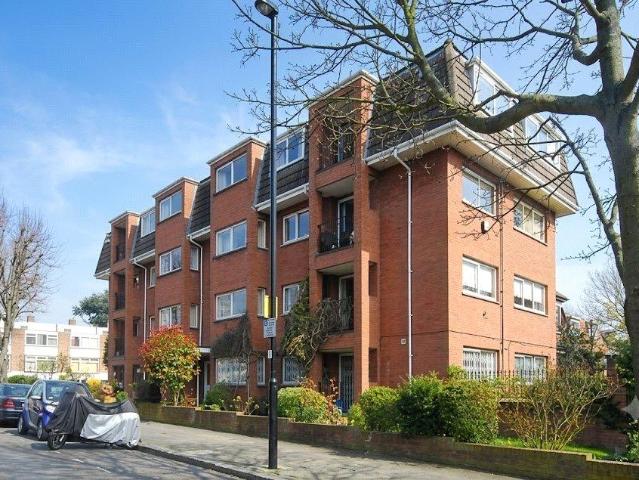 West Ridge Court, 32 Park Hill. 3 bed flat to rent £3,200 pcm £738 pw