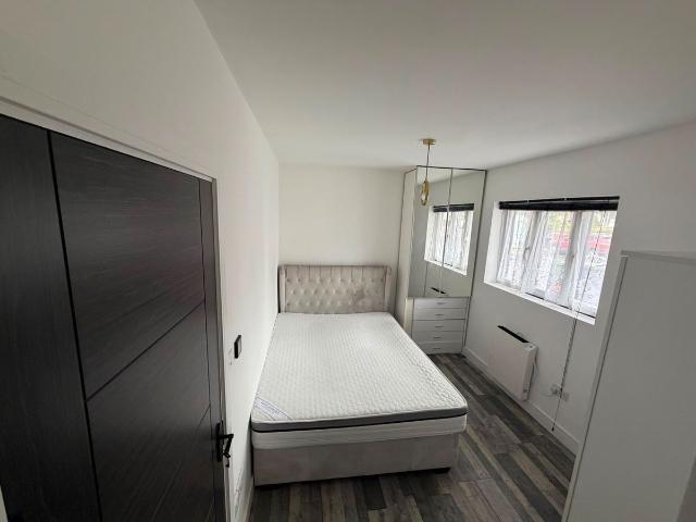 West Road, Chadwell Heath, Romford RM6, 1 bed flat to rent, £1,400 pcm | PrimeLocation