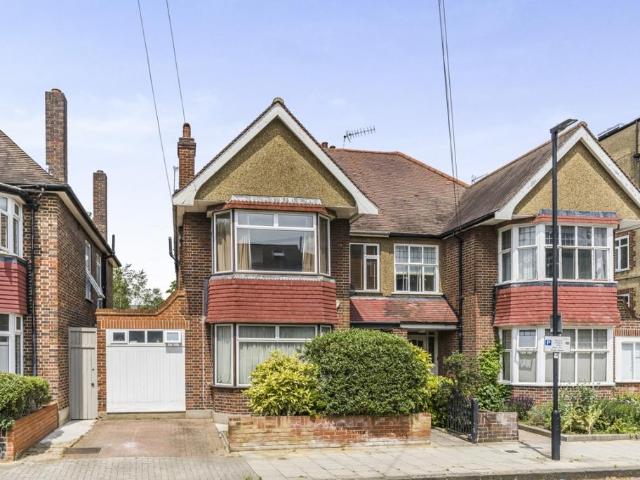 West Road, Clapham, London, SW4 2 bed flat to rent £2,250 pcm £519 pw