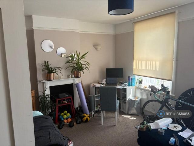 West Road, Reigate, RH2 1 bed flat to rent £1,290 pcm £298 pw