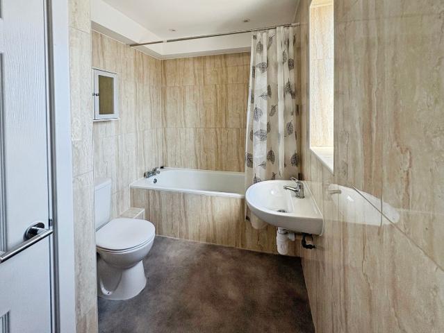 West Road, Westcliff On Sea SS0, 2 bed flat to rent, £1,250 pcm | PrimeLocation