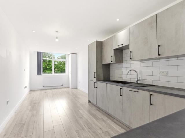 West Street, Bedfordshire LU6 1 bed apartment to rent £1,050 pcm £242 pw