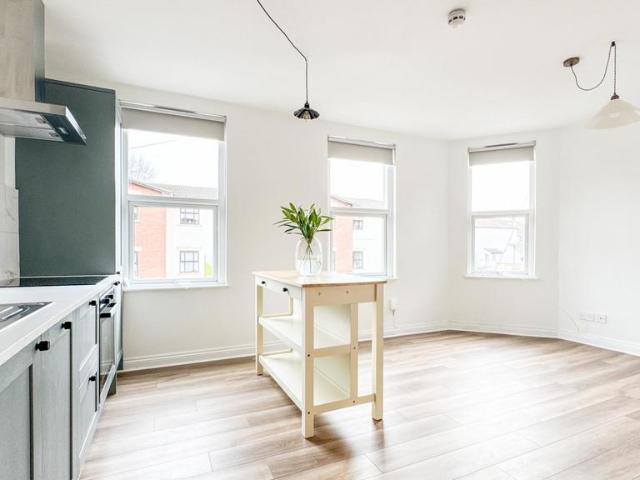 West Street, Bedminster, Bristol, BS3. 2 bed flat to rent £1,450 pcm £335 pw