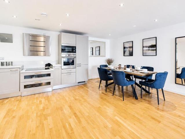 West Street, Brighton 2 bed apartment to rent £2,000 pcm £462 pw