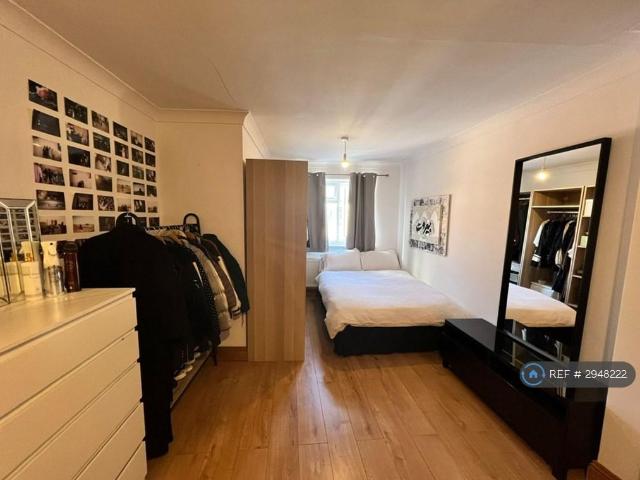 West Street, Brighton And Hove, BN1 2 bed flat to rent £1,800 pcm £415 pw