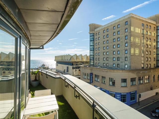 West Street Brighton BN1 3 bed penthouse to rent £2,500 pcm £577 pw