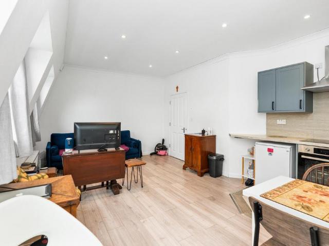 West Street, Brighton BN1 1 bed flat to rent £1,650 pcm £381 pw