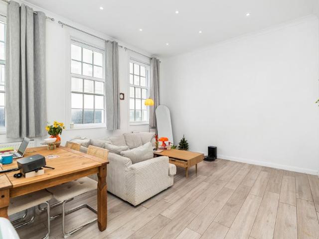 West Street, Brighton BN1 1 bed flat to rent £1,650 pcm £381 pw