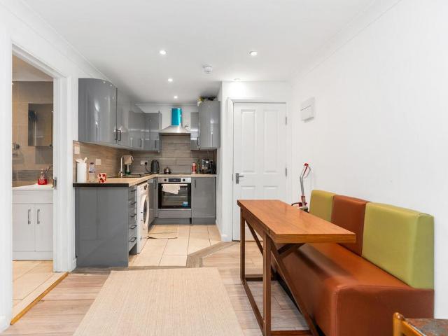 West Street, Brighton BN1 2 bed flat to rent £1,600 pcm £369 pw