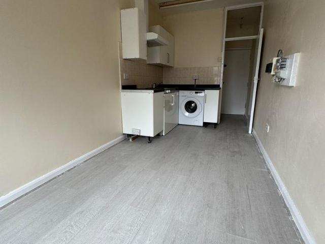 West Street, Erith, DA8 Studio to rent £1,050 pcm £242 pw