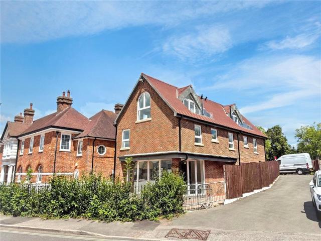West Street, Haslemere, Surrey, GU27 2 bed apartment to rent £1,550 pcm £358 pw