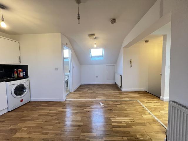 West Street, London DA8, 1 bed flat to rent, £1,200 pcm | PrimeLocation
