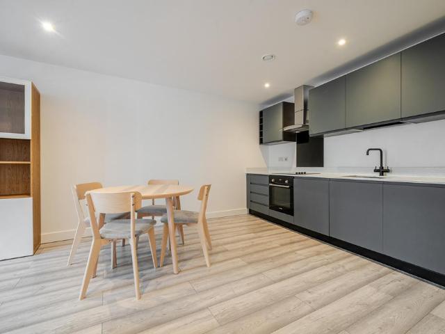 West Street, Maidenhead, SL6 2 bed flat to rent £1,750 pcm £404 pw