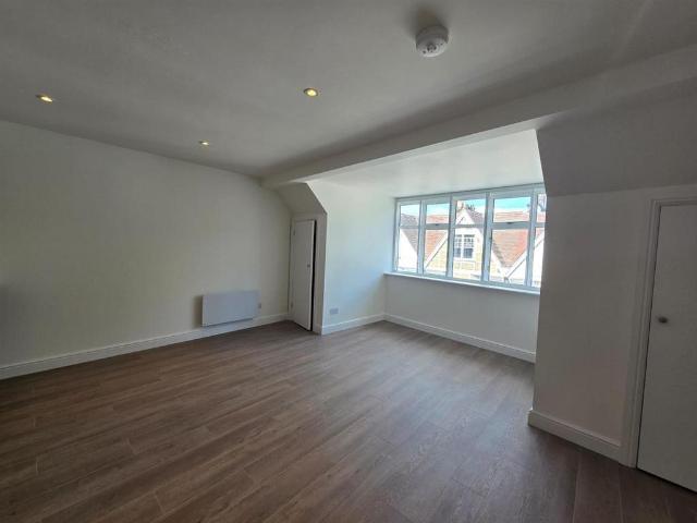 West Street, Reigate 2 bed flat to rent £1,695 pcm £391 pw