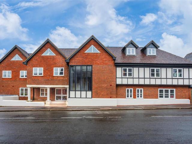 West Street, Reigate 2 bed flat to rent £1,950 pcm £450 pw