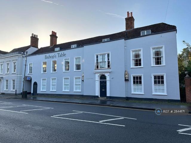 West Street, Surrey, GU9 2 bed flat to rent £3,800 pcm £877 pw