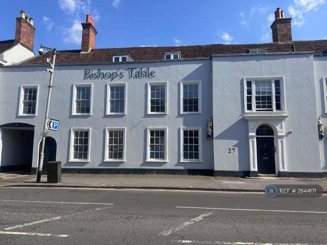 West Street, Surrey, GU9 3 bed flat to rent £2,500 pcm £577 pw