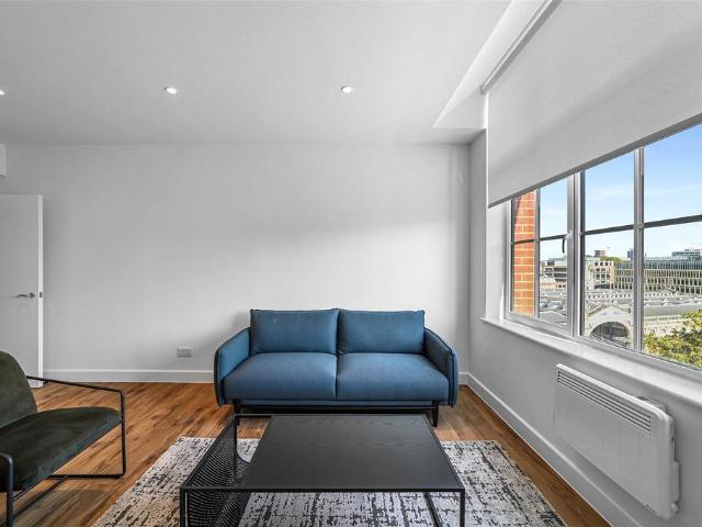 West Smithfield, London, EC1A 2 bed apartment to rent £3,531 pcm £815 pw