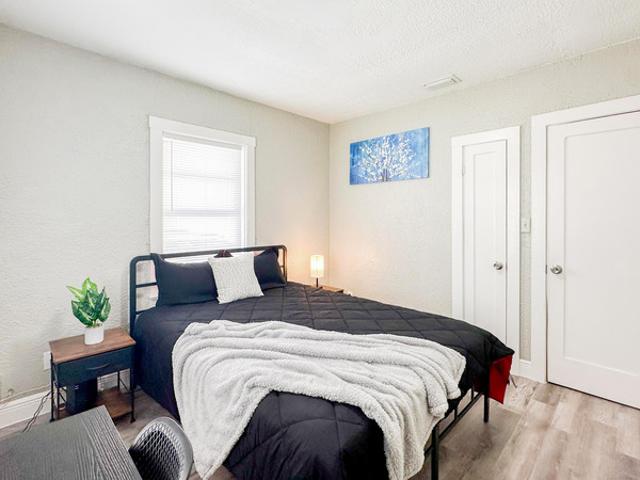 WEST TAMPA BUNGALOW! Center part of Tampa, AIRPORT 5 min away. WALKING DISTANCE TO EVERYTHING