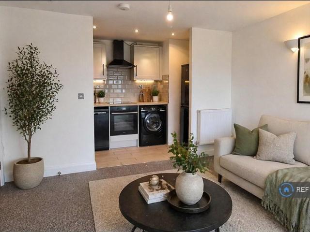 West Thamesmead, London, SE28 2 bed flat to rent £1,750 pcm £404 pw