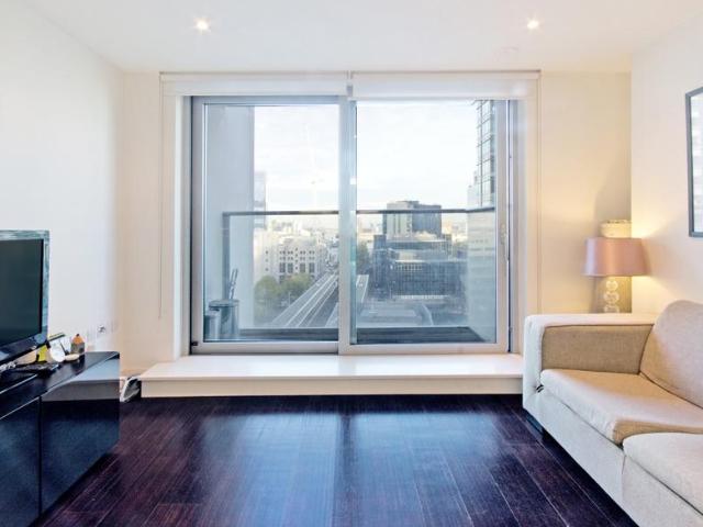 West Tower, 1 Pan Peninsula, Canary. 1 bed flat to rent £2,492 pcm £575 pw
