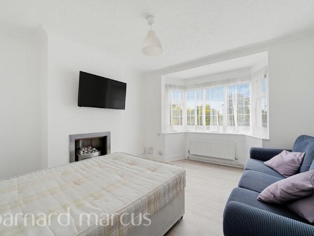 West View, FELTHAM 5 bed semi detached house to rent £3,200 pcm £738 pw